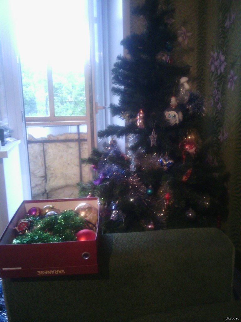 Думаю, пора разобрать ёлку. | Пикабу