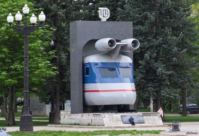 Abandoned soviet turbojet train : AbandonedPorn